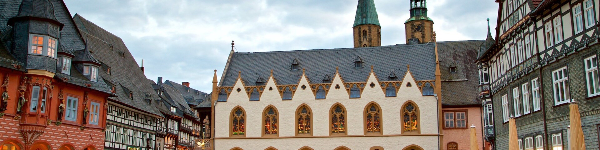 Goslar caracterizando uma fonte, uma praça ou plaza e cenas de rua