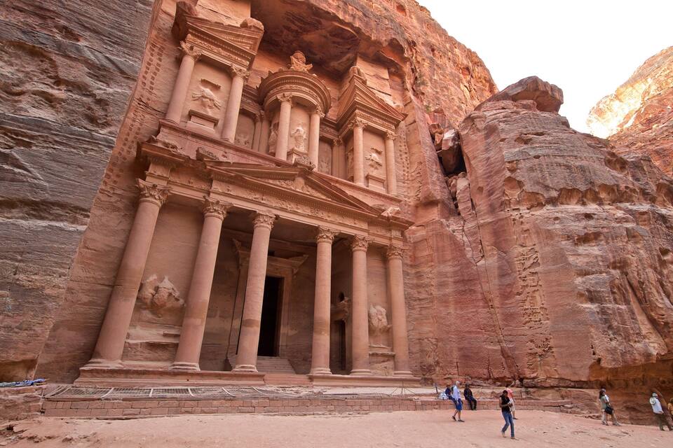 Um templo grande de arenito com colunas e esculturas detalhadas.
