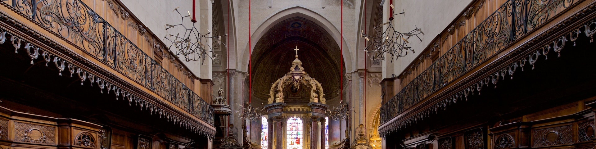 Tarbes caracterizando elementos de patrimônio, vistas internas e uma igreja ou catedral