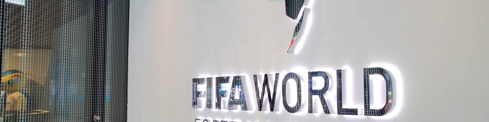 Paredes com a placa do Museu FIFA do Futebol.
