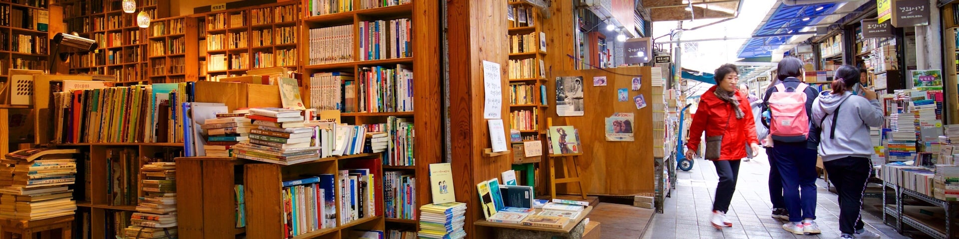 Uma livraria com prateleiras de madeira repletas de livros.