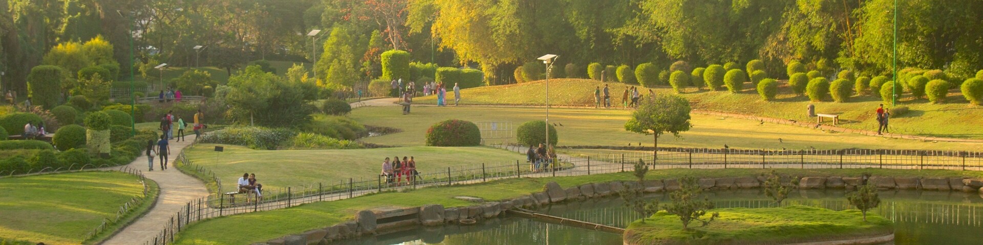 Puna mostrando um jardim e um lago