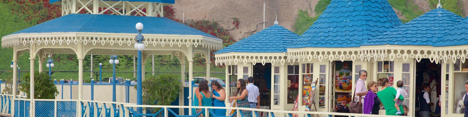 Lima que inclui paisagens litorâneas assim como um grande grupo de pessoas