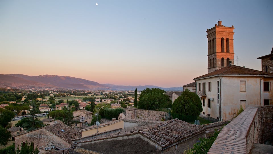 Spello showing a sunset, a city and heritage elements
