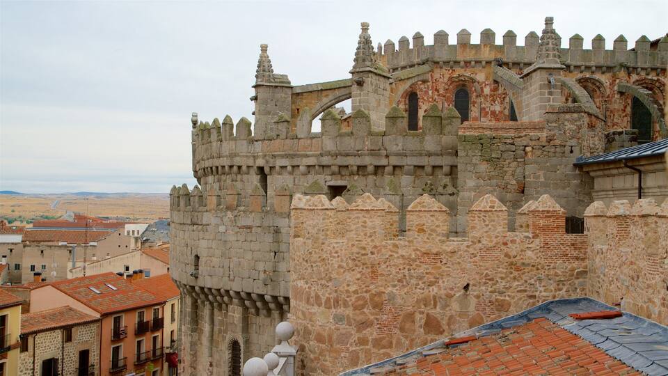 Um castelo de pedra histórico com ameias e janelas em arco.