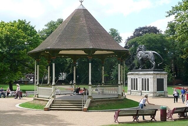 Um coreto com uma estátua de um cavalo em um parque.