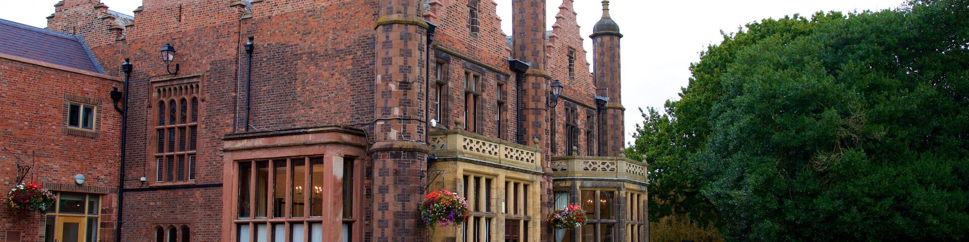 Warrington mostrando arquitetura de patrimônio, um jardim e uma igreja ou catedral