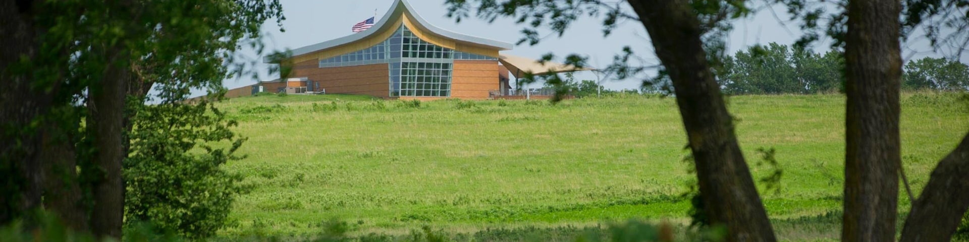 Sudeste do Nebraska caracterizando um parque e arquitetura moderna