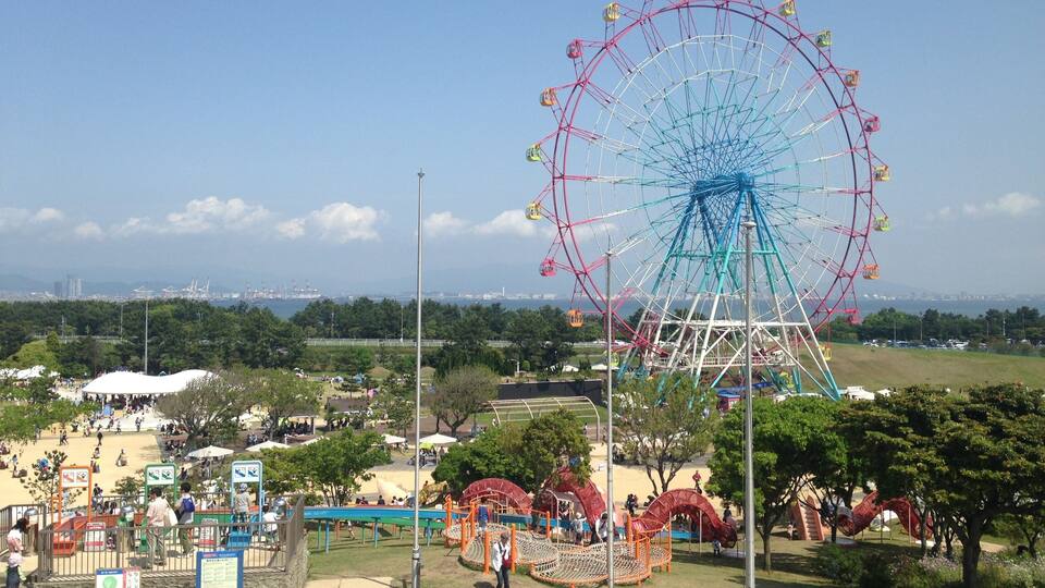 海の中道海浜公園より望む博多湾と観覧車