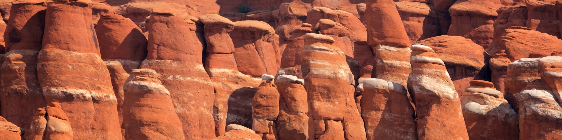 Fiery Furnace Viewpoint showing mountains and tranquil scenes