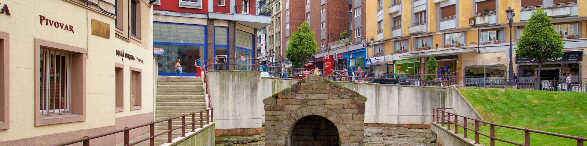 Oviedo showing heritage elements and a city