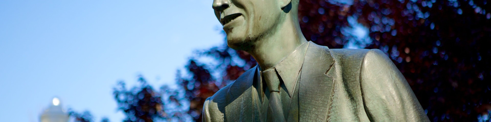 Alton featuring a statue or sculpture