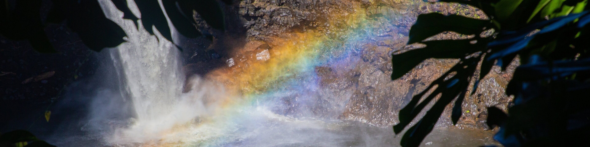 Uma cachoeira com um arco-íris.