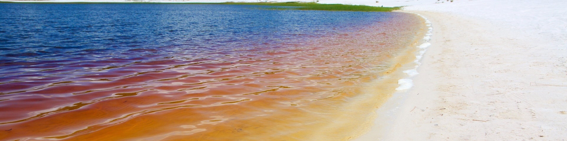 Natal que inclui um lago ou charco e uma praia de areia