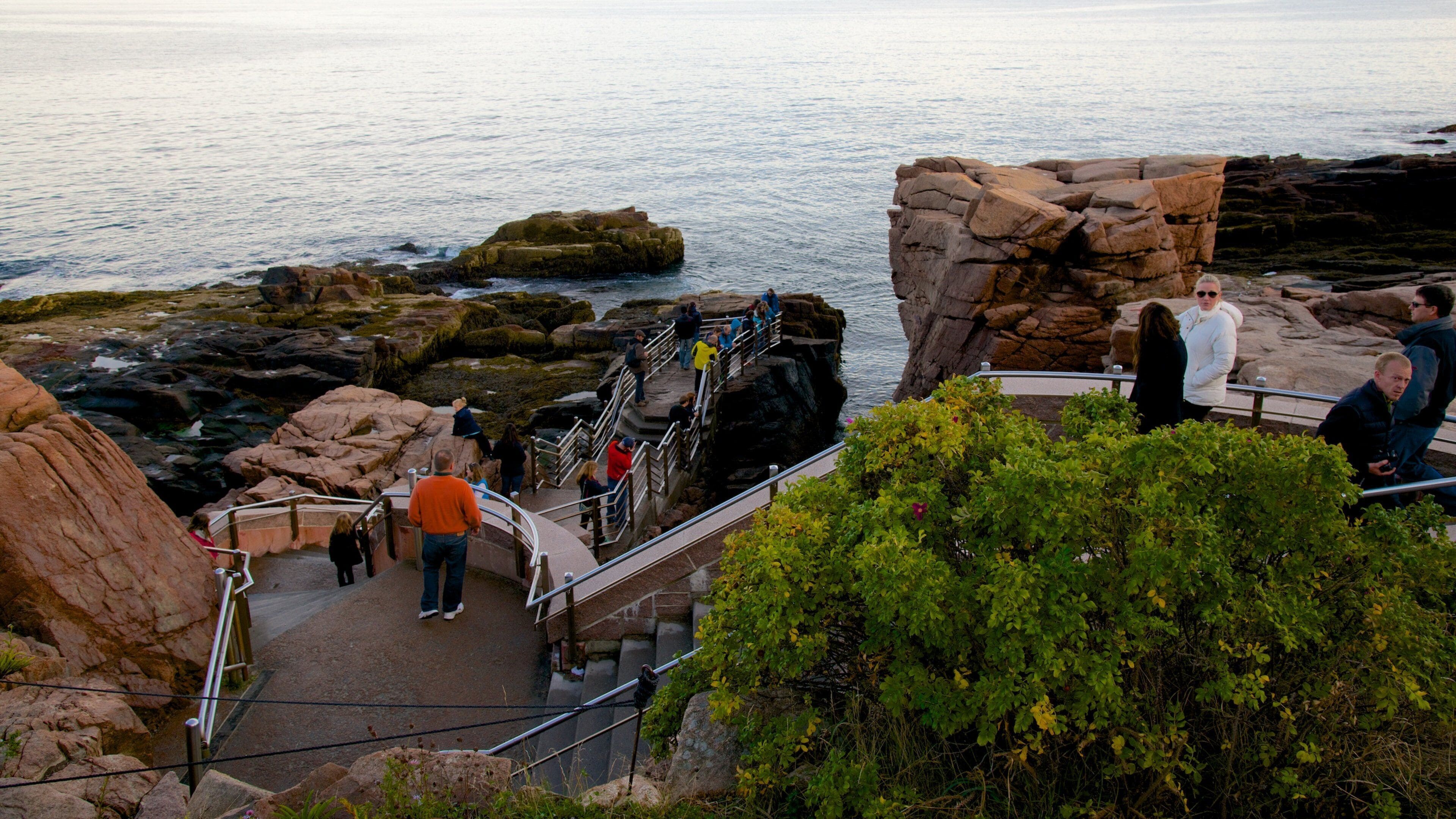 Bar Harbor caracterizando litoral rochoso