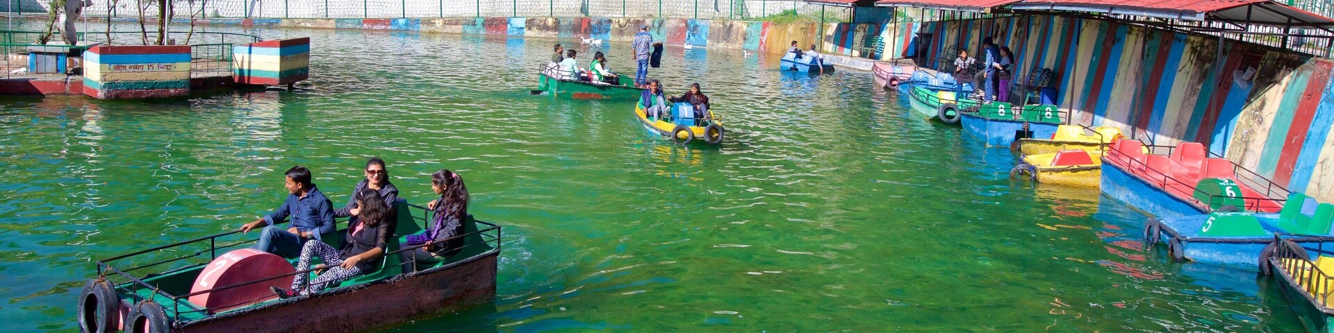 Mussoorie que inclui caiaque ou canoagem e um lago ou charco assim como um pequeno grupo de pessoas