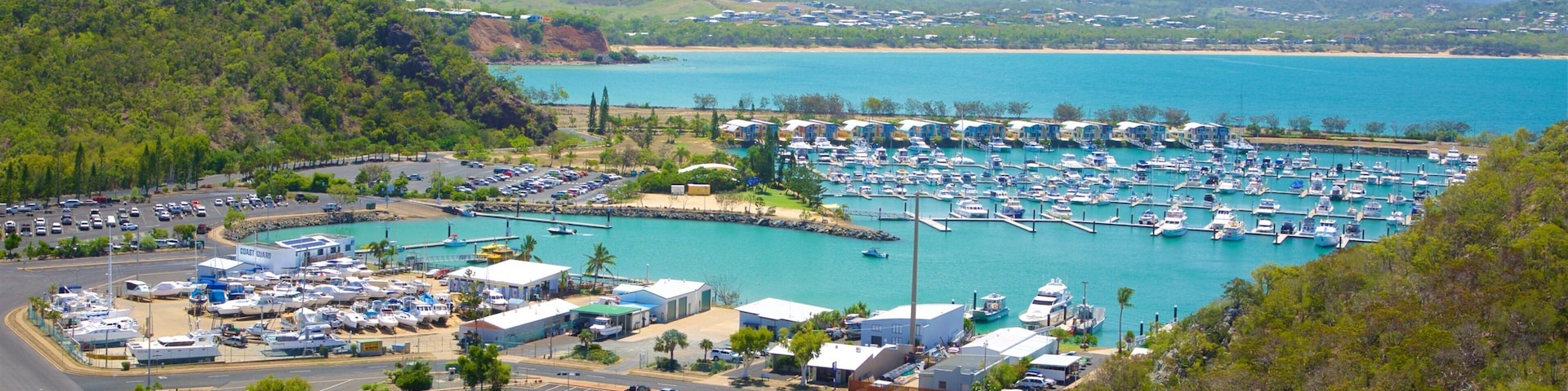 Yeppoon que inclui uma marina e paisagem