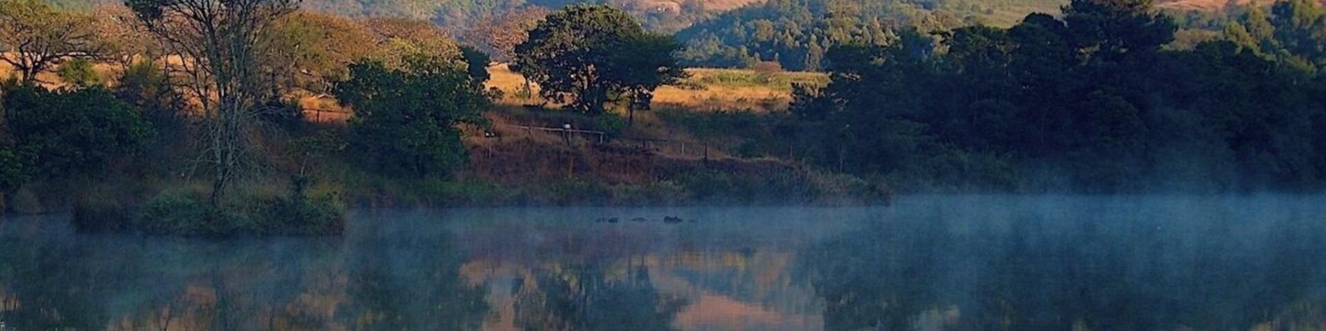 Mlilwane Wildlife Sanctury is one of the Big Game Parks in Swaziland. You can make hikes in the park, on foot or horseback, between the various antilopes and zebra. In the middle of the park is a big lake (be careful there are crocodiles...) which is a lovely setting, especially to watch the sunset or sunrise.