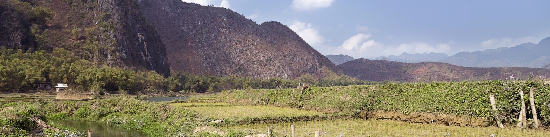An area in Vietnam that's getting more popular under backpackers. 
Mai Chau. 
Deep in de valley in a mountainous area. Not a lot of hotels are around. Homestay seems logical. 
Beautiful area. Easy to go to Moc Chau from here to visit the flower fields. 
#outdoor #vietnam #weekendgetaway