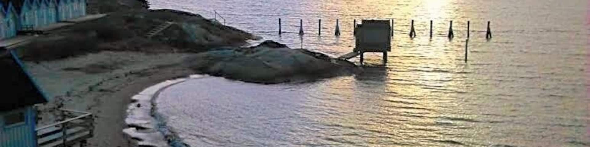 View of a part of the beach at "Hovås kallbadhus", about 20 km south of Gothenburg at the Swedish West Coast. Picture taken in February - nobody´s in the water now, but there´s a restaurant thats open year around.
#GoldenHour