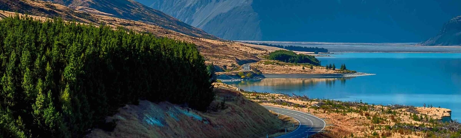 If you walk out to where the cars enter the car park for Peters Lookout, there is a great winding road leading down to Mt Cook.  Blue lakes, mountains peaks, what’s not to like here! #OnTheRoad