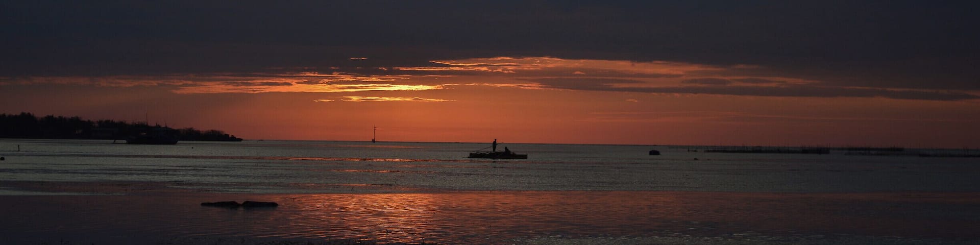 Relaxing and beautiful place with a 100 islands that u can hoop