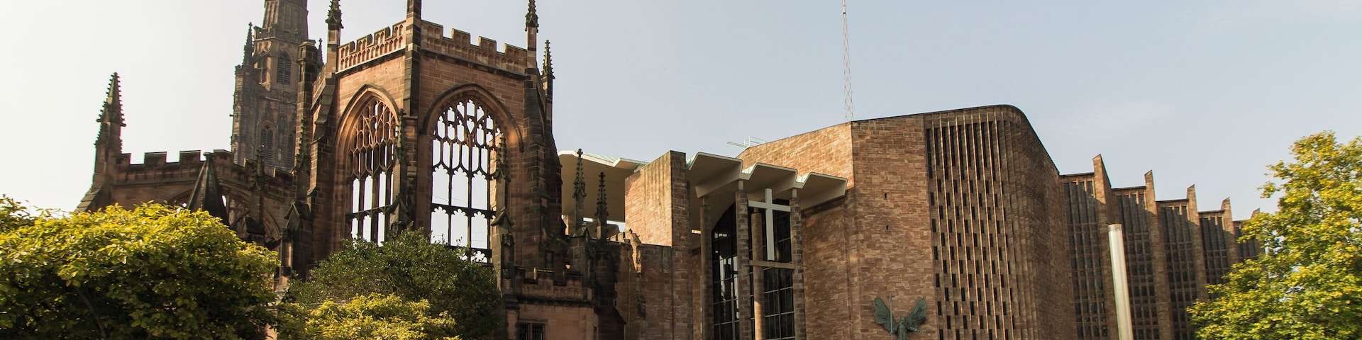 Uma igreja histórica com uma torre alta e amplas janelas em arco.