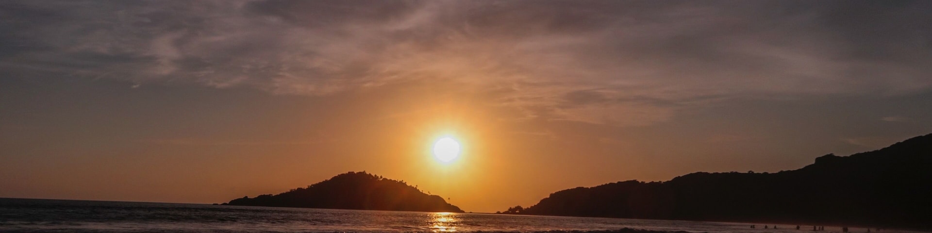 Life is too short. Move to a beach and don’t turn back ~ read somewhere
#beach #sunset #travel #wanderlust #memories #lifesabeach #sassilysolo #solotraveller #canonshots #goa #palolem #india #solotravel #waves #skyline #goldenhue