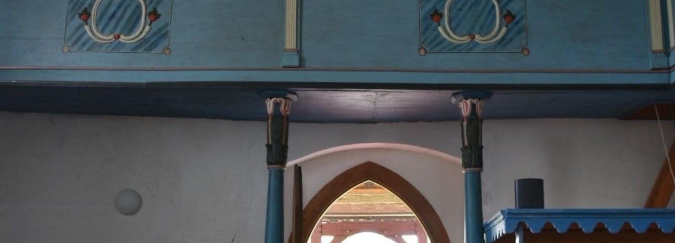 The Calvinist church of Csengersima has a folkloric baroque style from 18th century inside.