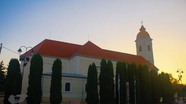 Uma igreja com telhado vermelho e um campanário.