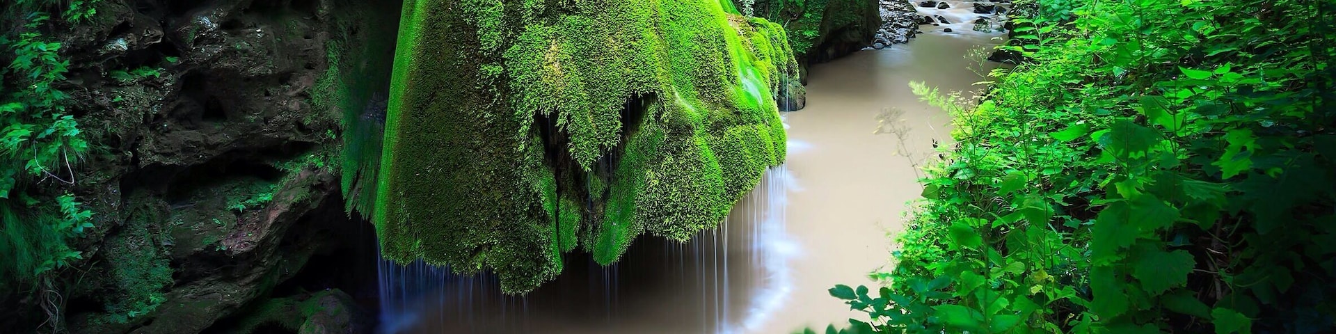 Bigar waterfall in Romania is definitely a hidden gem. It's quite small and perhaps not as impressive as some of the larger waterfalls but its setting in the lush forest makes it just as magical. Worth a visit for sure! Having your own wheels and an updated gps map certainly helps. #waterlust