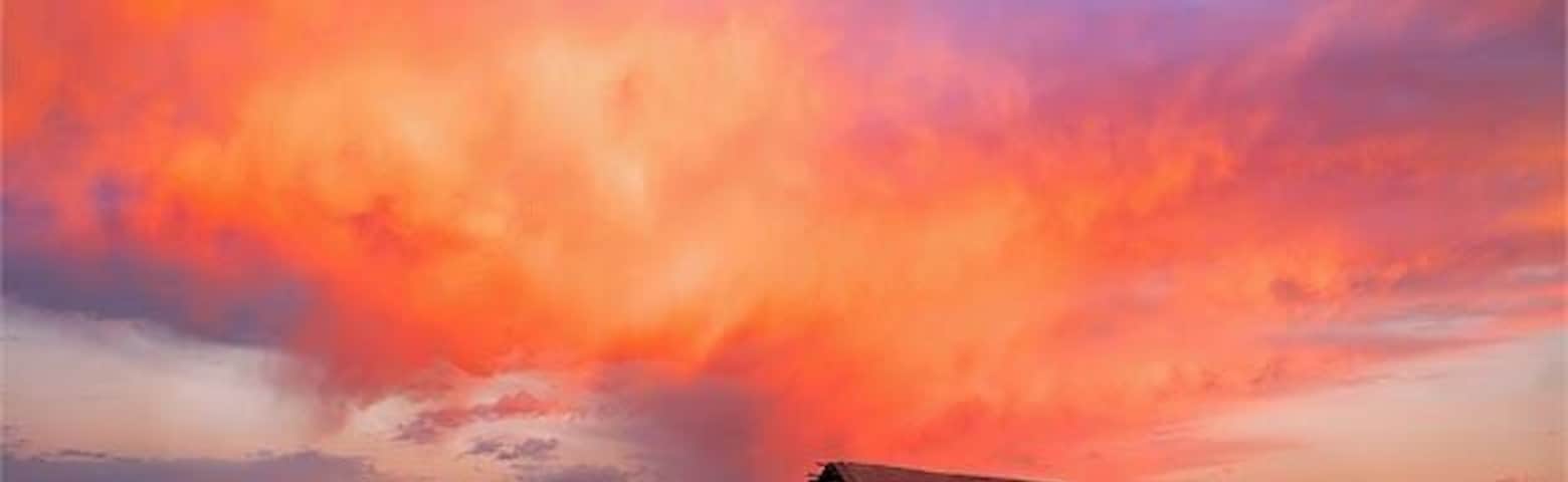 I saw these clouds starting to turn colors while I was driving through the forest. I couldn't get a good view so I turned to the first road I saw and ended up on this farm. #colorful