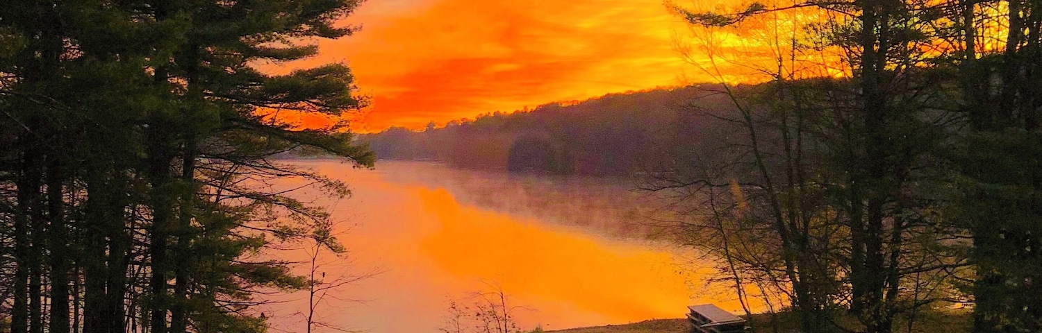 Woke up early on a girls weekend and had this amazing view of the lake. Such a backyard treasure... For someone who like to sleep in I sure do have a lot of pictures at dawn. #BackyardTreasure #GirlsWeekend #Adventure