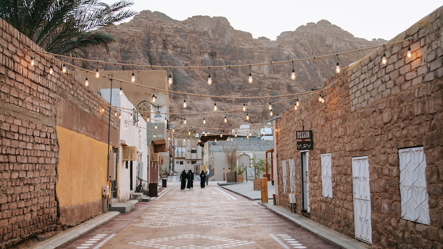 Al Jadidah featuring a small town or village and street scenes