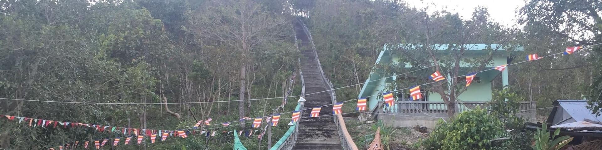 អាស្រមភ្នំដាច់