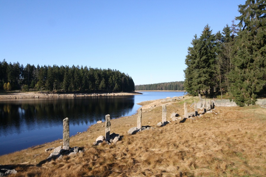 Die Oderteich-Talsperre mit den Obelisken im Vordergrund. Diese befinden sich vor dem Überlauf und dienen dazu, im Winter bei abfließendem Wasser die Eisschollen zerbrechen zu lassen, damit diese im Ablauf keinen Schaden verursachen.