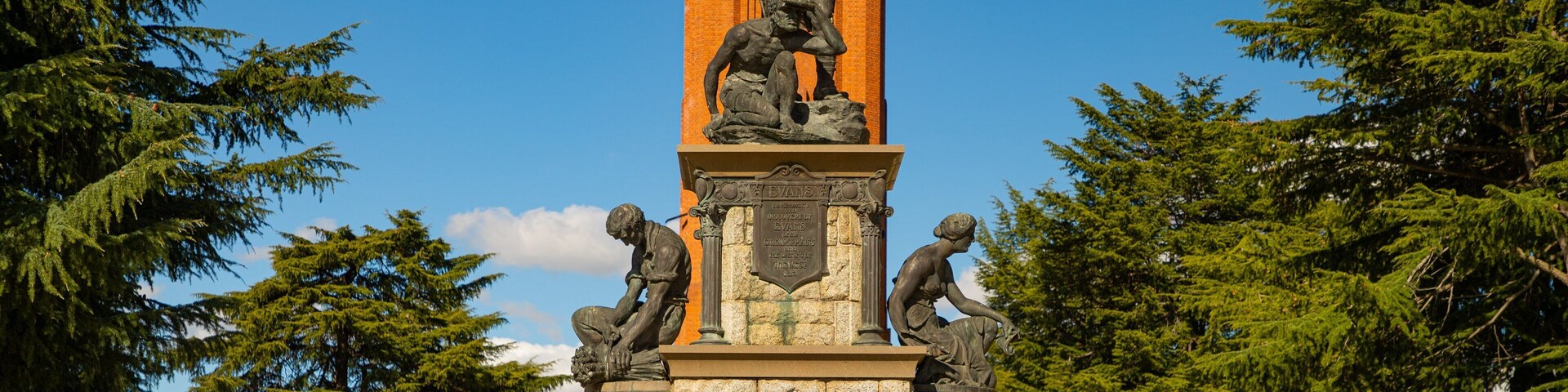 Bathurst War Memorial Carillon featuring a statue or sculpture