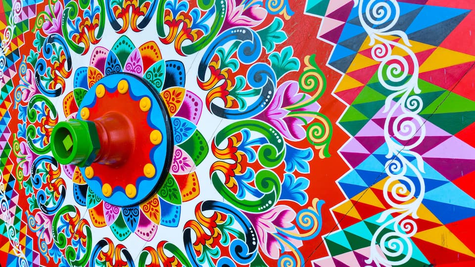 Um mural colorido com padrões geométricos e motivos florais.