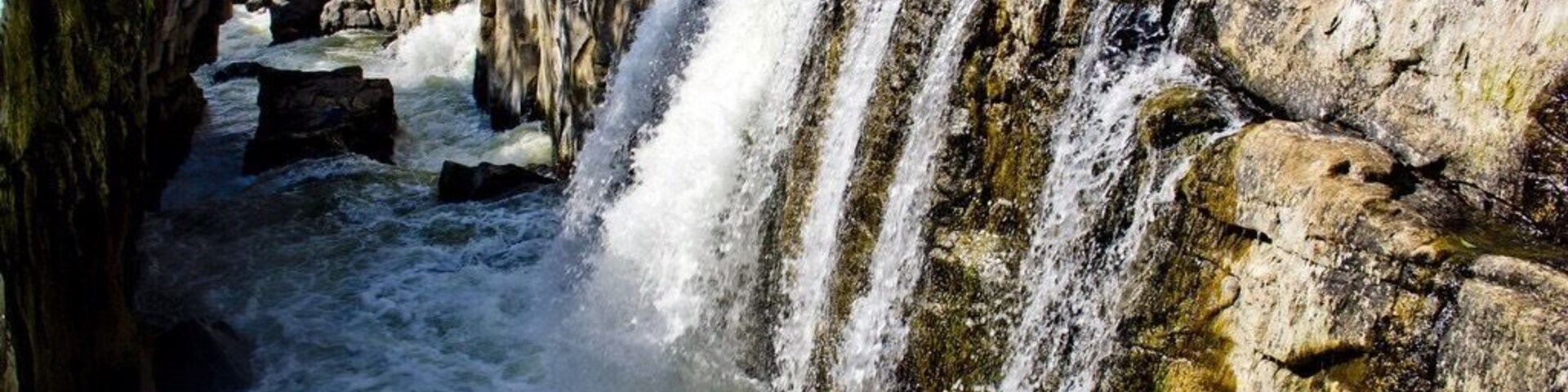 These waterfalls and the gorge split the Indian states of Karnataka and TamilNadu.