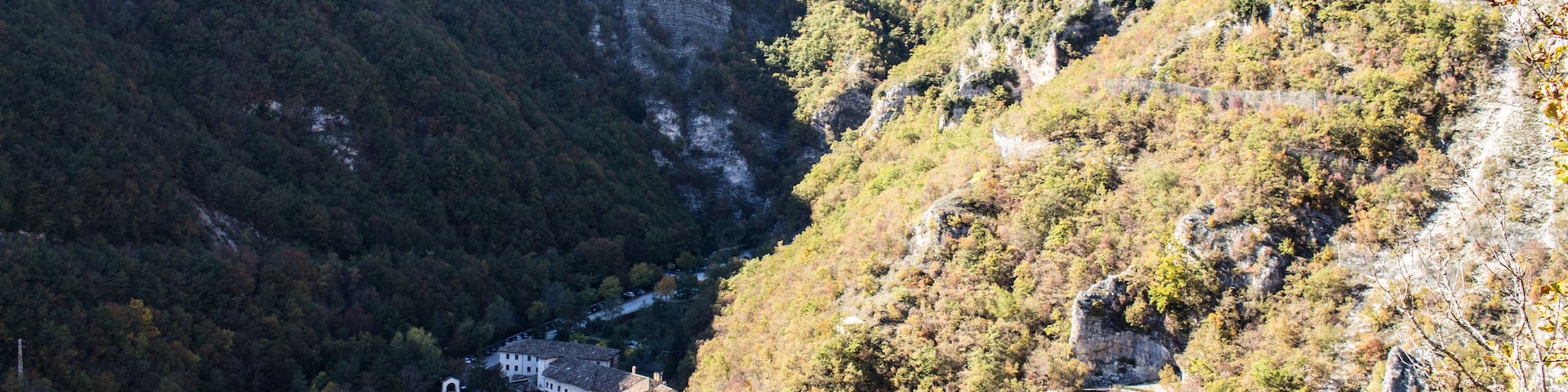 Um vale com uma pequena cidade aninhada entre colinas.