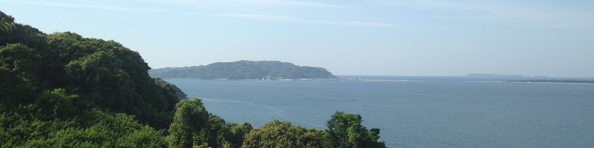 能古島より望む志賀島(右奥に相島が見える)