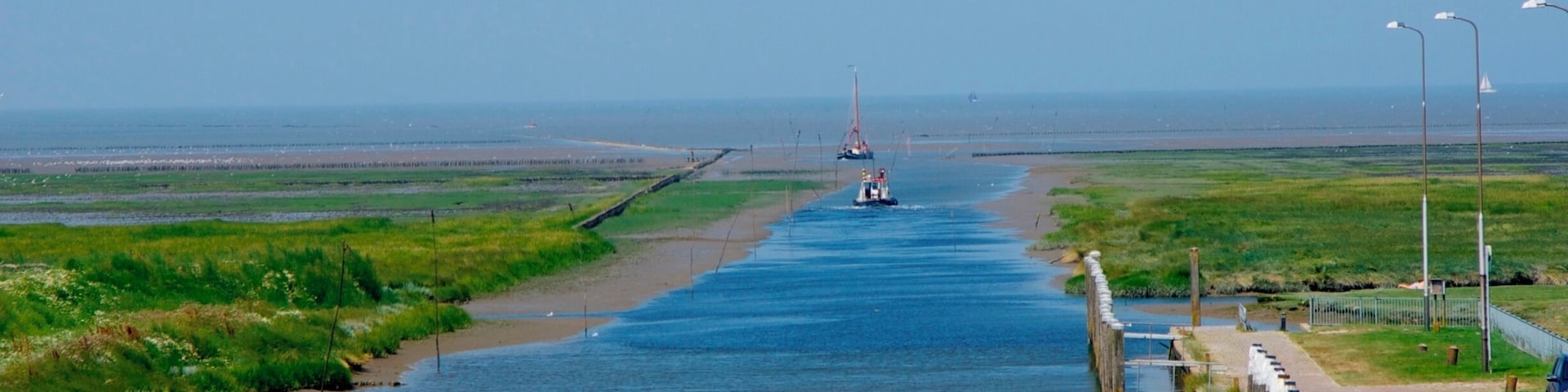 Noordpolderzijl, ten noorden van Usquert in de gemeente Eemsmond, heeft de kleinste zeehaven van Nederland aan de Waddenzee.
