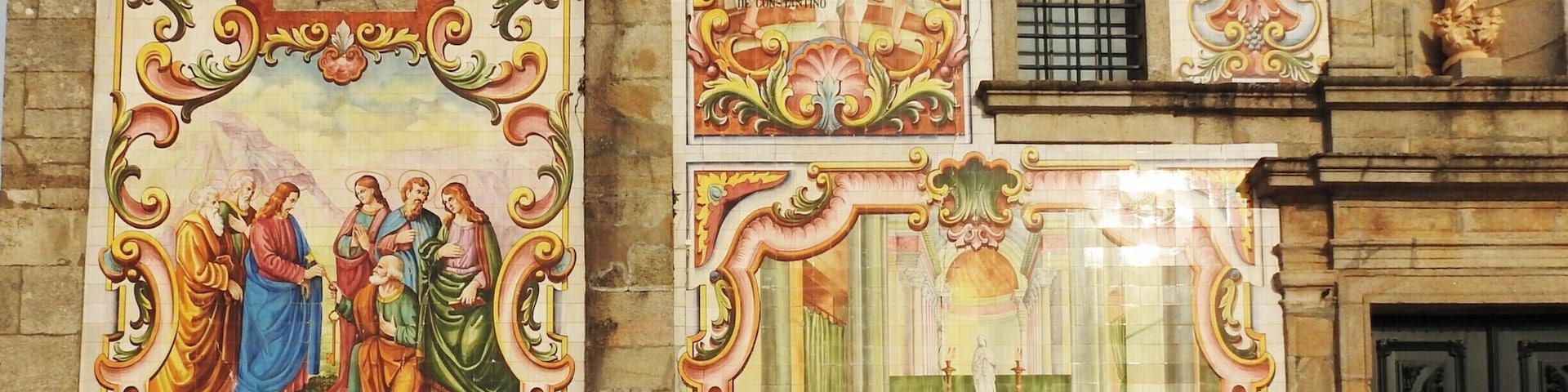 #Igreja #Church #IgrejaMatrizdeSantaMaria
A maravilhosa Igreja Matriz de Santa Maria de Válega tem a sua fachada principal em azulejos coloridos. O seu interior também é rico em azulejos coloridos e belos vitrais. É provavelmente uma das igrejas mais bonitas de Portugal.