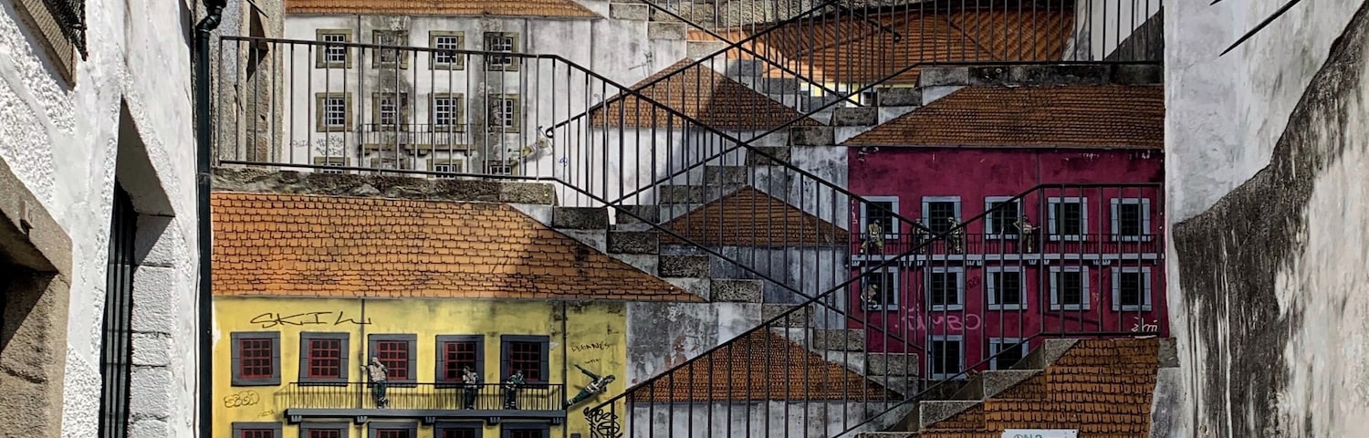 #streetart #VilaNovaDeGaia #Portugal
While walking aimlessly through Vila Nova de Gaia I came across this painted staircase. What could be just a staircase without any attractions has become a beautiful example of how art can improve our relationship with the environment around us.
Ao passear sem destino por Vila Nova de Gaia deparei-me com esta escadaria toda pintada. O que poderia ser apenas uma escadaria sem nenhum atrativo transformou-se num belo exemplo de como a arte pode melhorar a nossa relação com o ambiente que nos cerca.