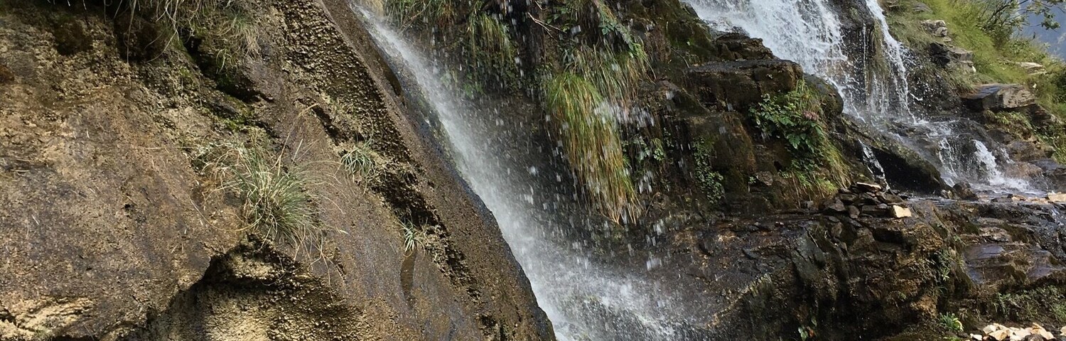 While hiking along the upper road at Tiger Leaping Gorge