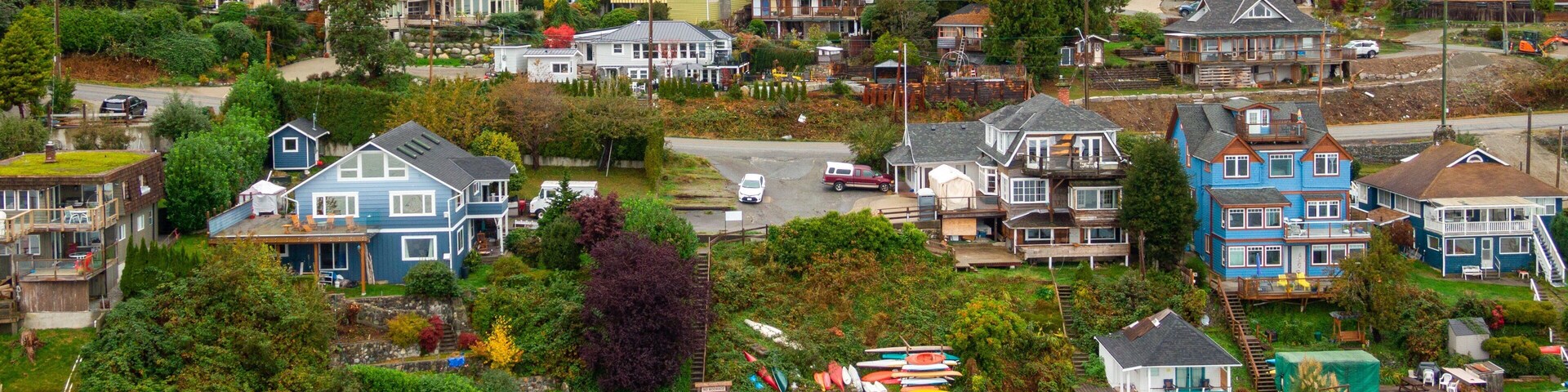 Granthams Landing showing general coastal views, landscape views and a coastal town