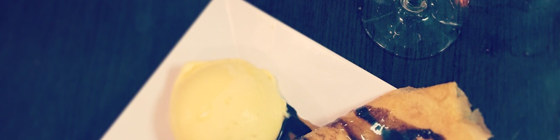 Argentine style couisine. Casual restaurant. Milanese and cannelloni are the best. Signature dessert dulce de leche crepe. Service is great!