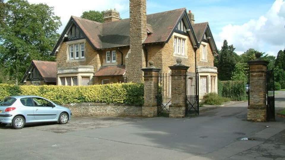 Kingsthorpe Cemetery Kingsthorpe Cemetery Gates / Entrance. Property not in use at this date 30/9/06