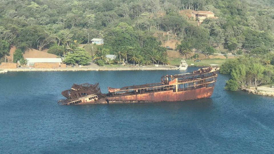 Ship wreck Roatan #Adventure