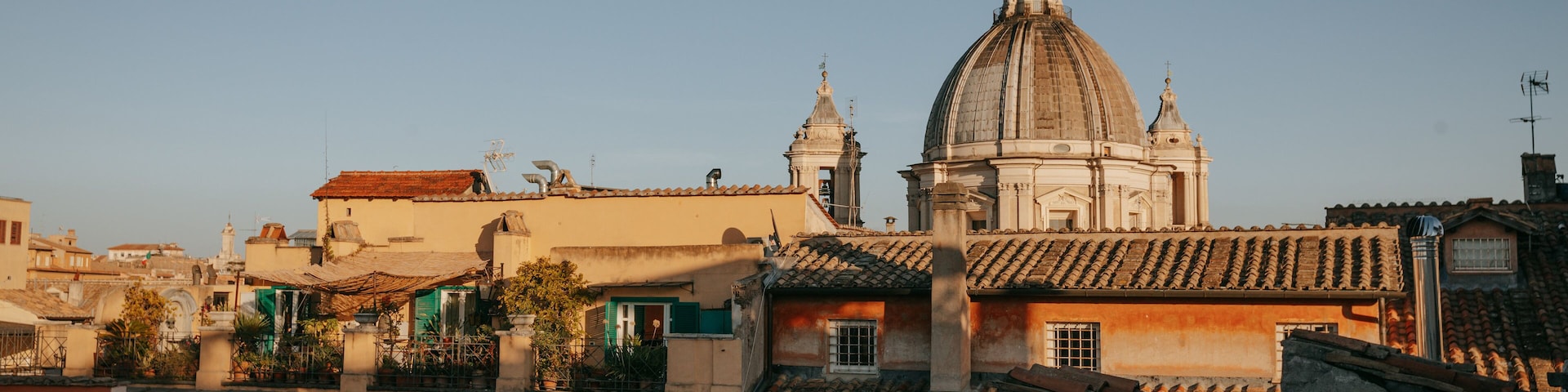 Paisagem urbana histórica com uma cúpula e um campanário imponentes.